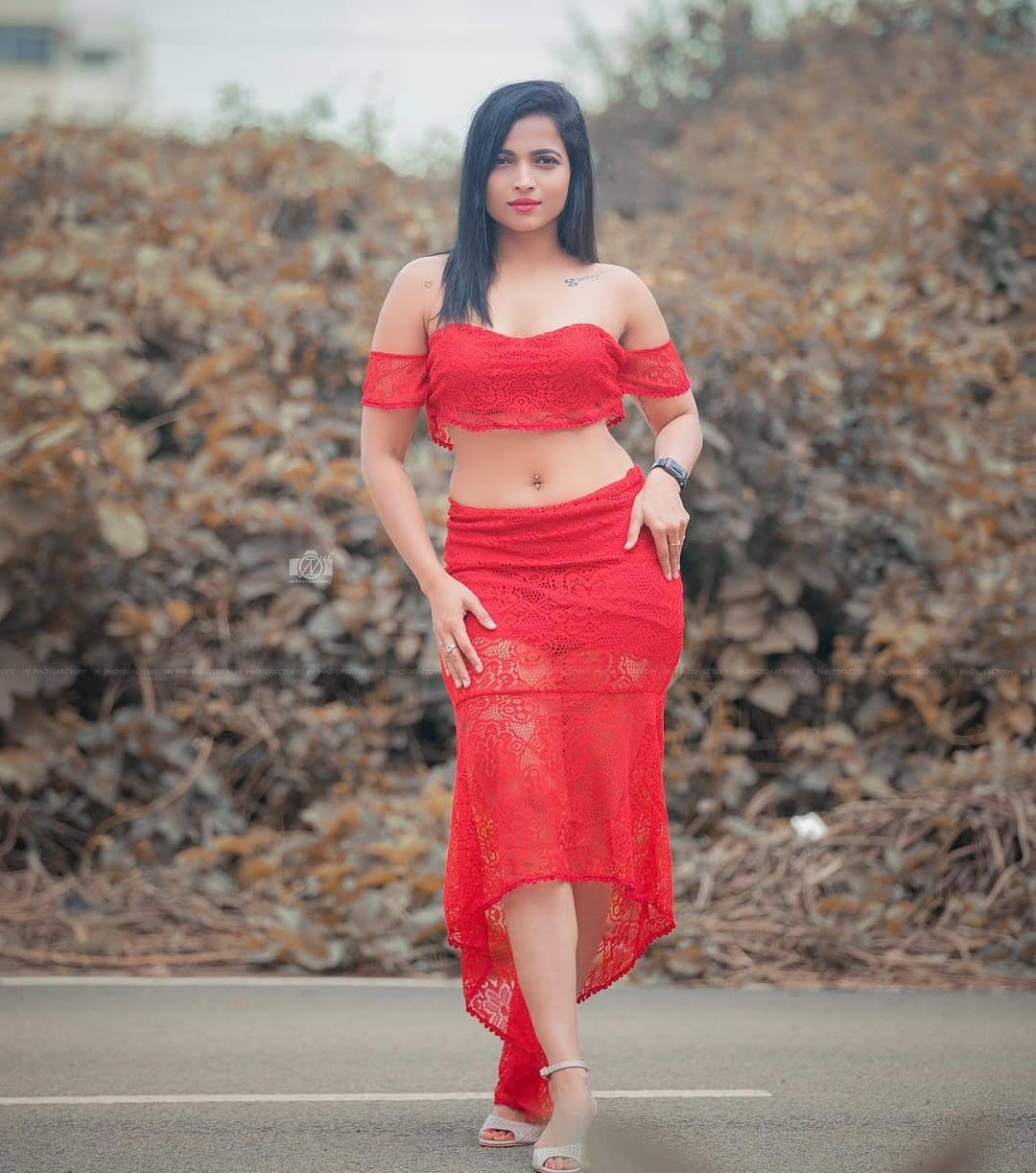 pavi padukone juicy navel | Scrolller