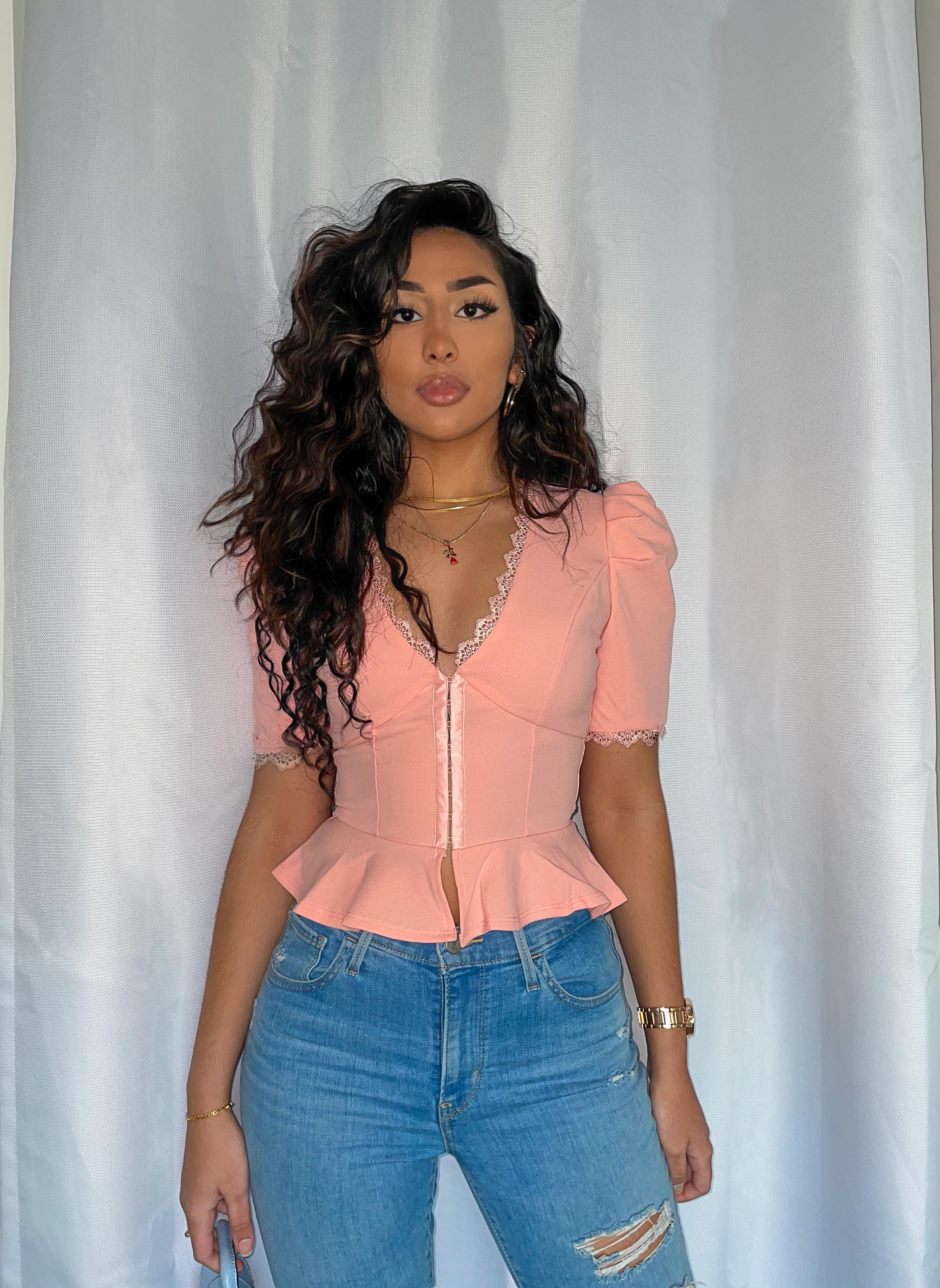 peek a boo how many hooks to release my bewbs 😻 | Scrolller