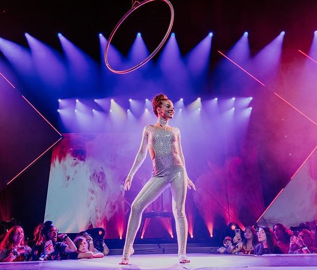 Performance in White | Scrolller