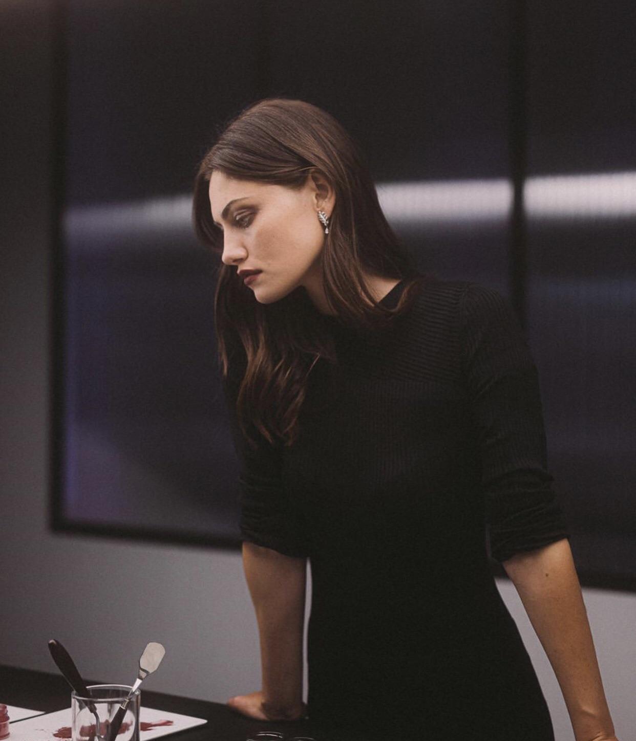 Phoebe Tonkin Scrolller