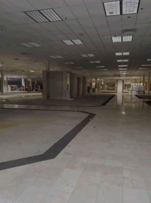 picture of an empty room at my local mall | Scrolller