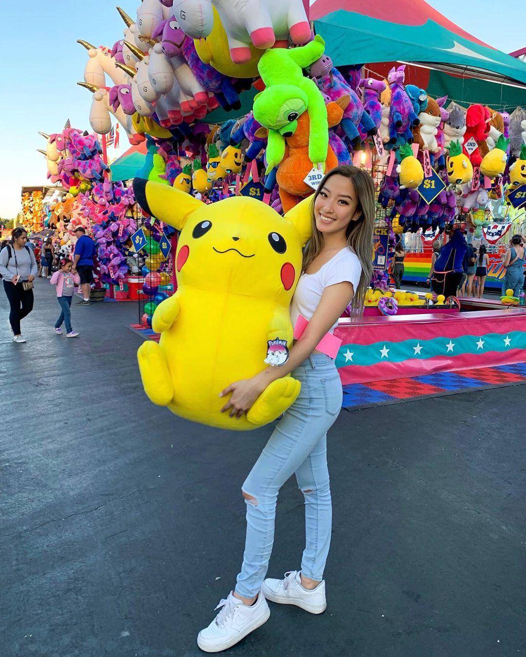 Pika pika | Scrolller