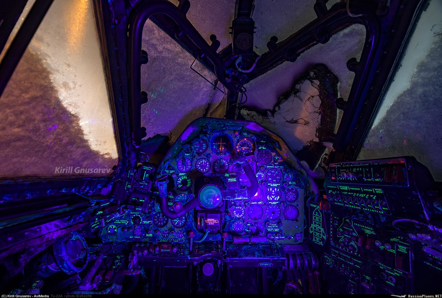 pilot's cabin of the Tu-22 | Scrolller