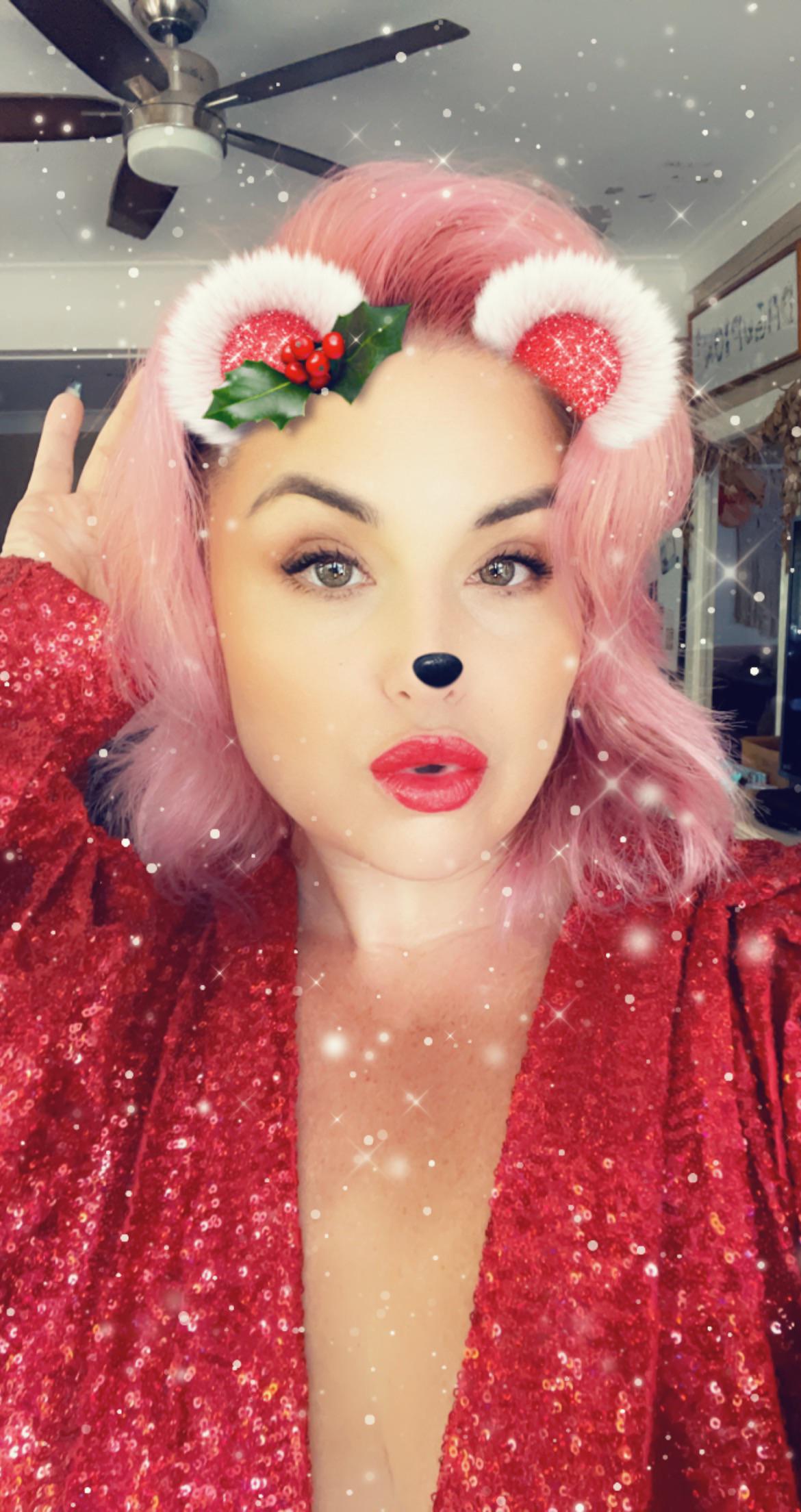 Pink haired holiday elf 🖤 | Scrolller