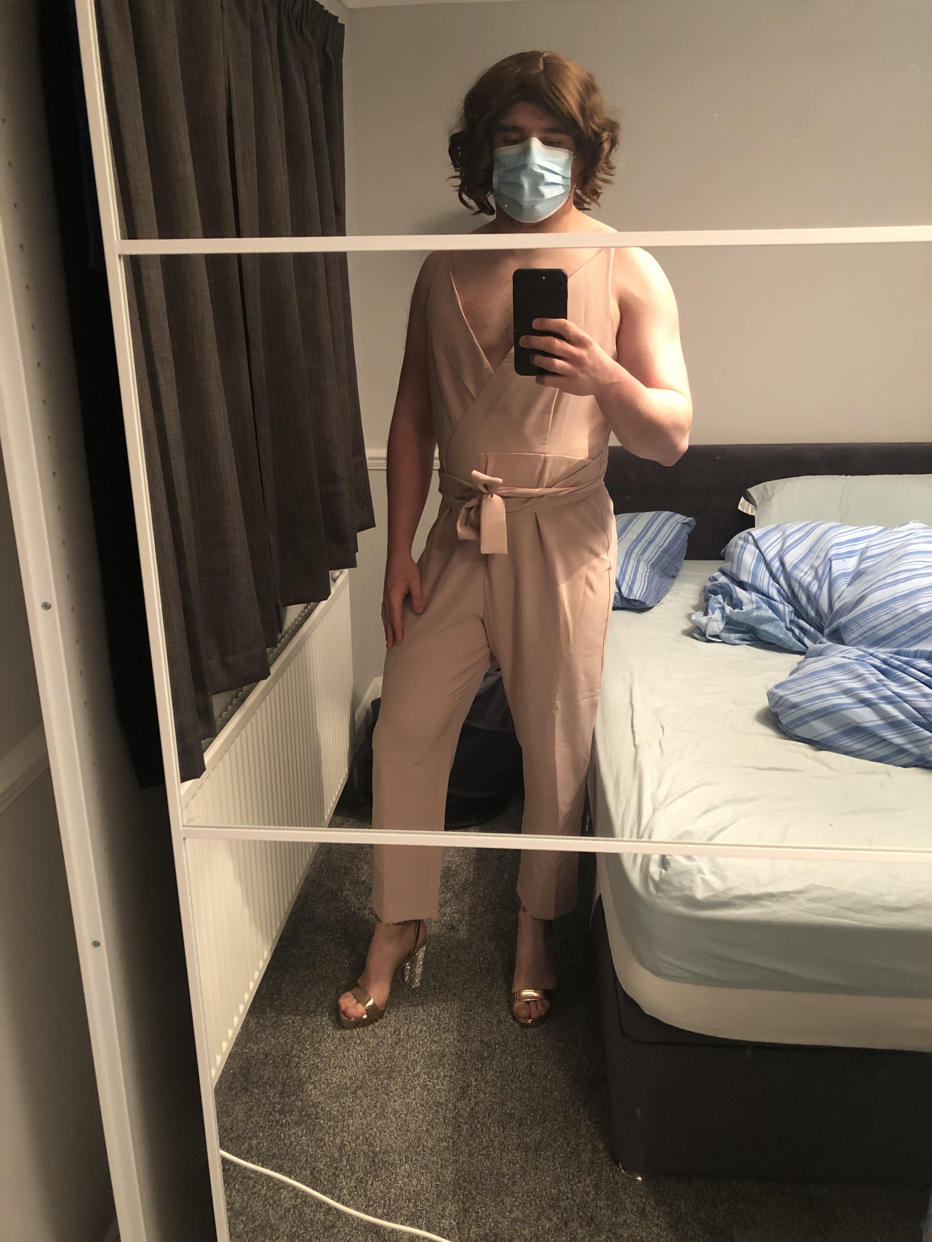 Pink jumpsuit and heels x | Scrolller