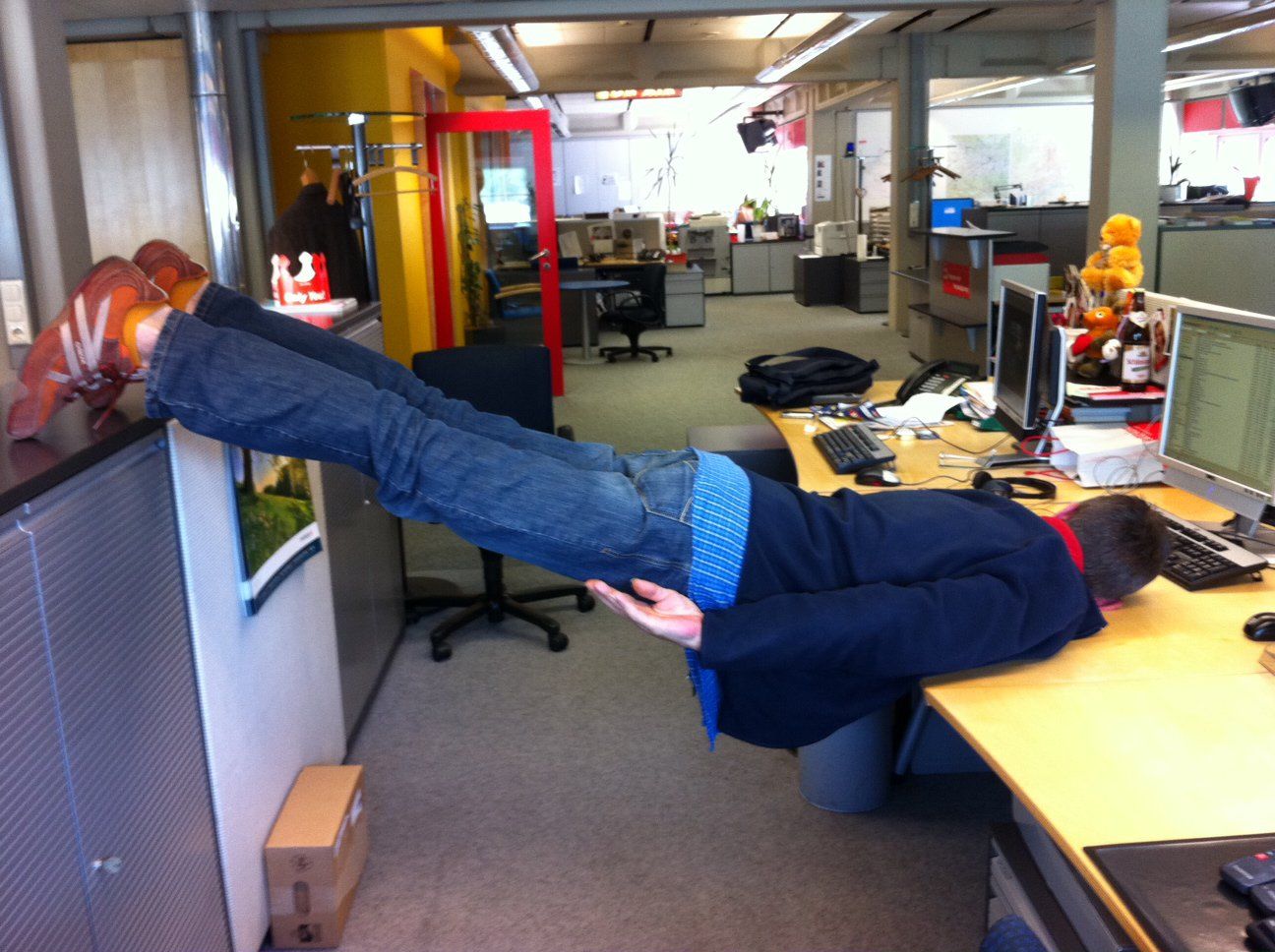 Planking@work | Scrolller
