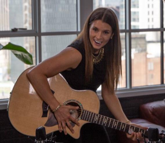 Playing the guitar | Scrolller