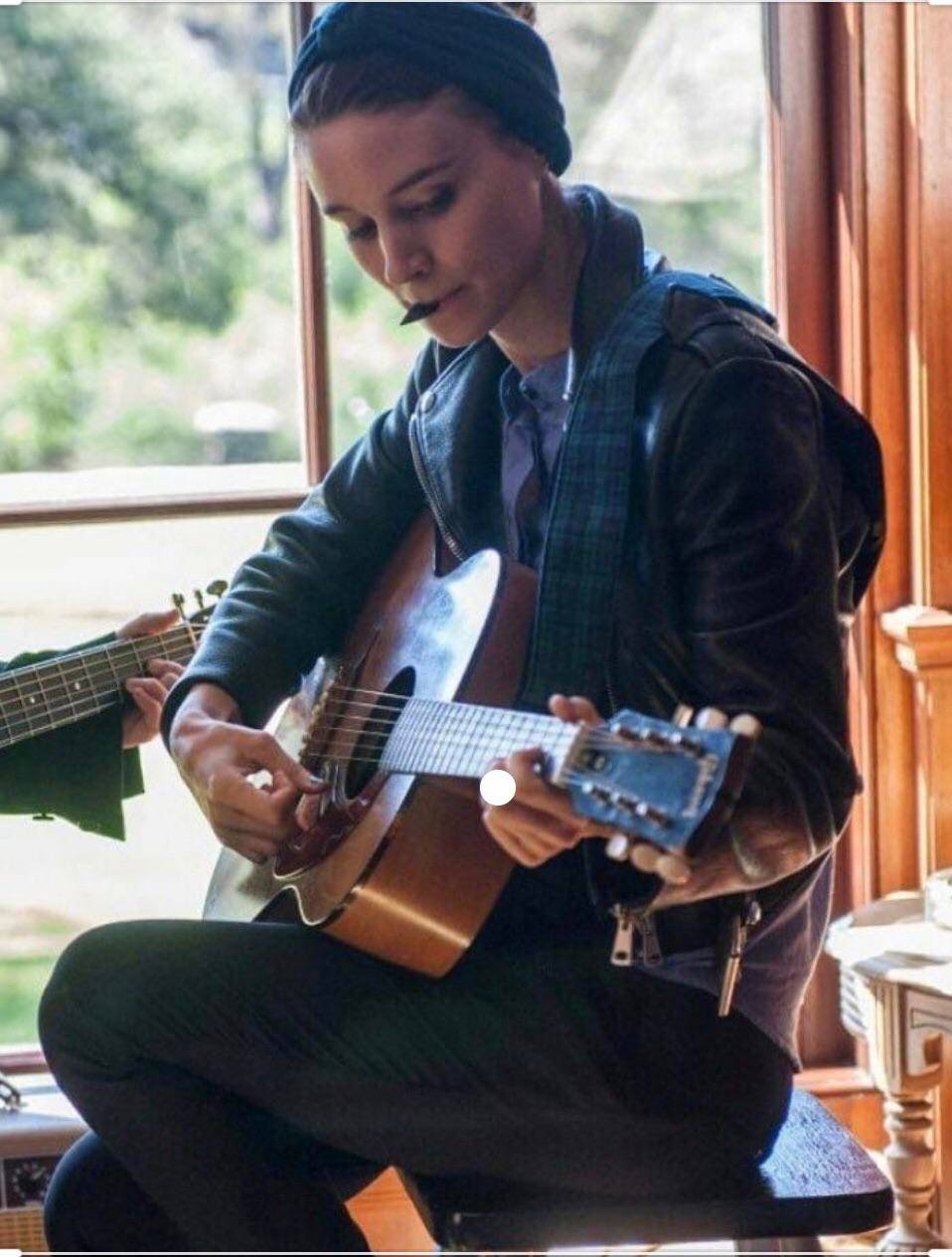 Playing the guitar | Scrolller