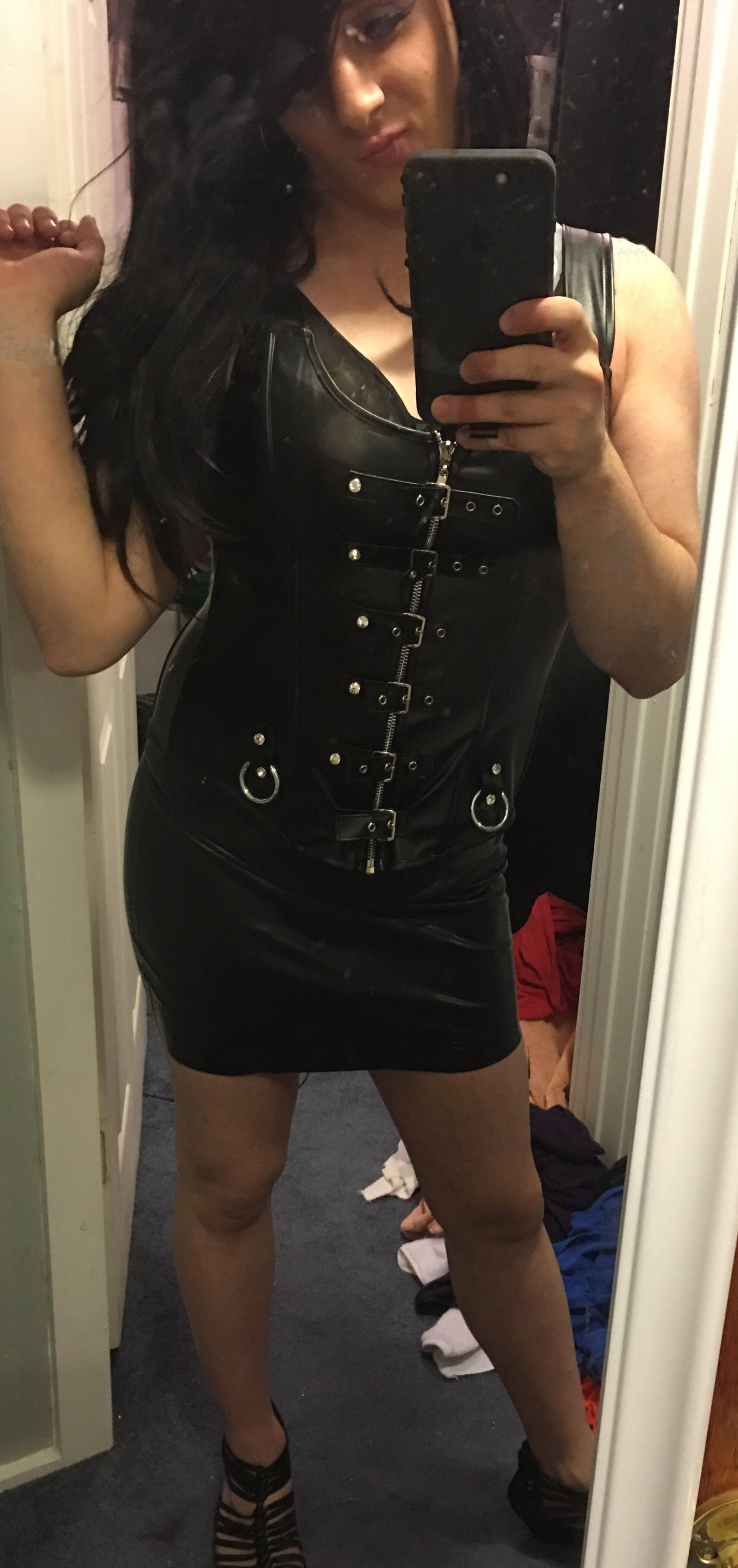 Please save and share sissy Courtneys pics and take her exposure out of her control! Teamview ...