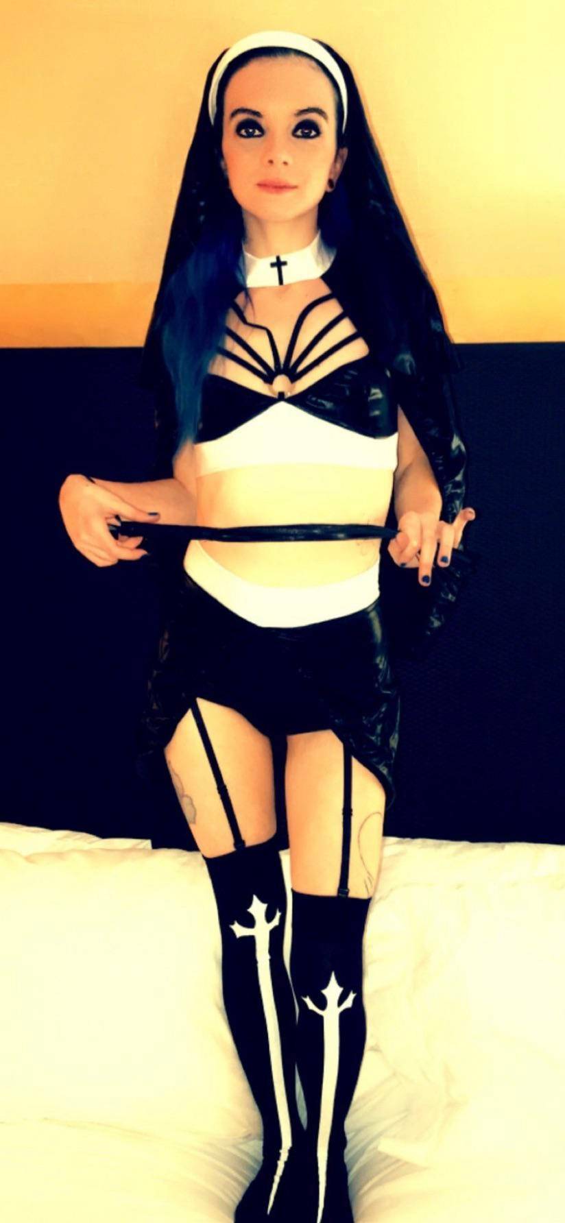 Pocket sized nun | Scrolller