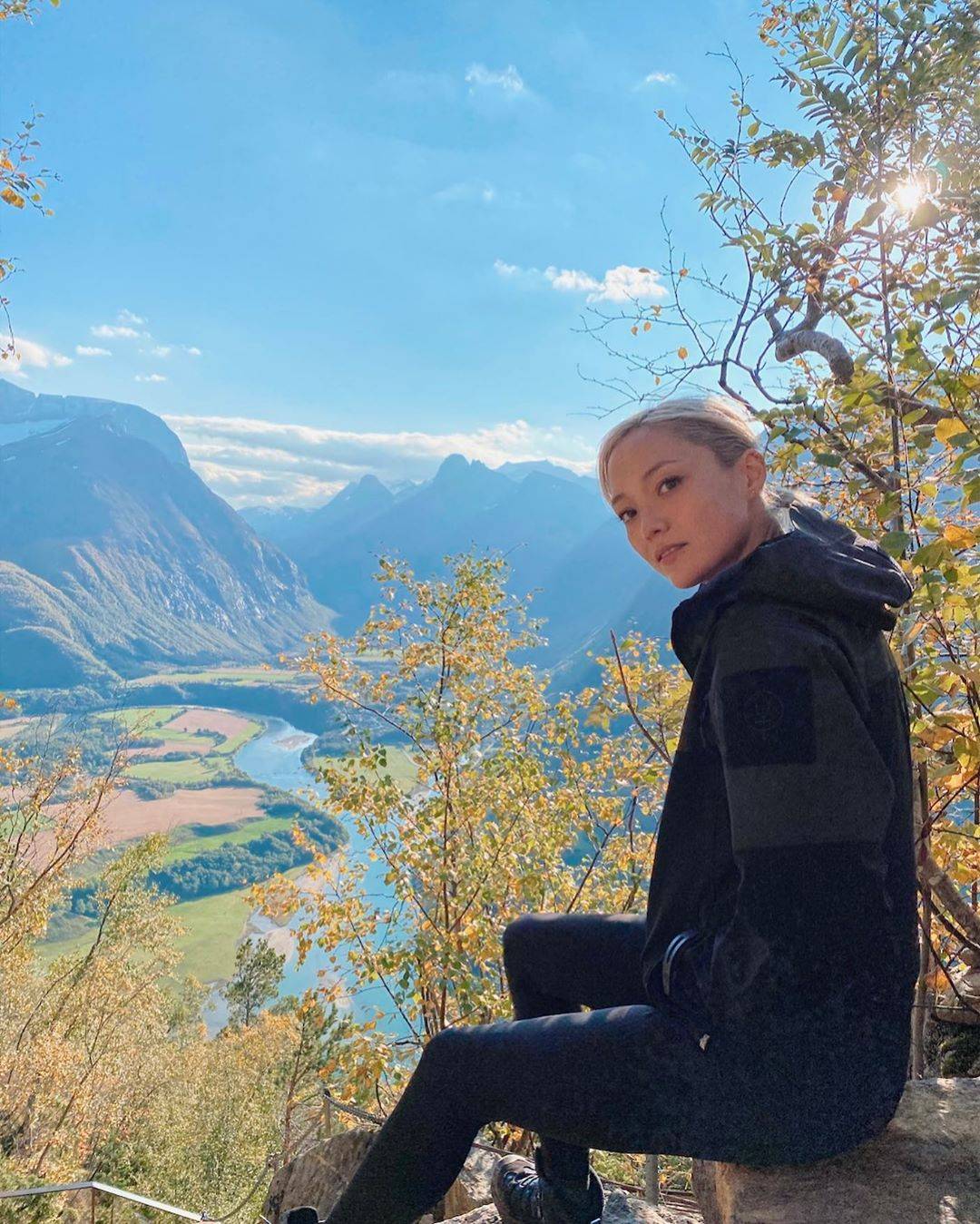 Pom with a backdrop almost as beautiful as her | Scrolller