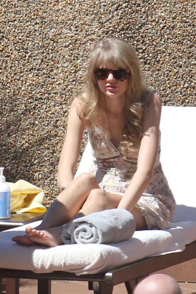 Pool feet | Scrolller