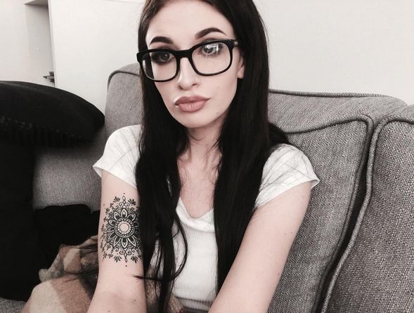 Pornstar That Looks Like This Fine Lady Scrolller
