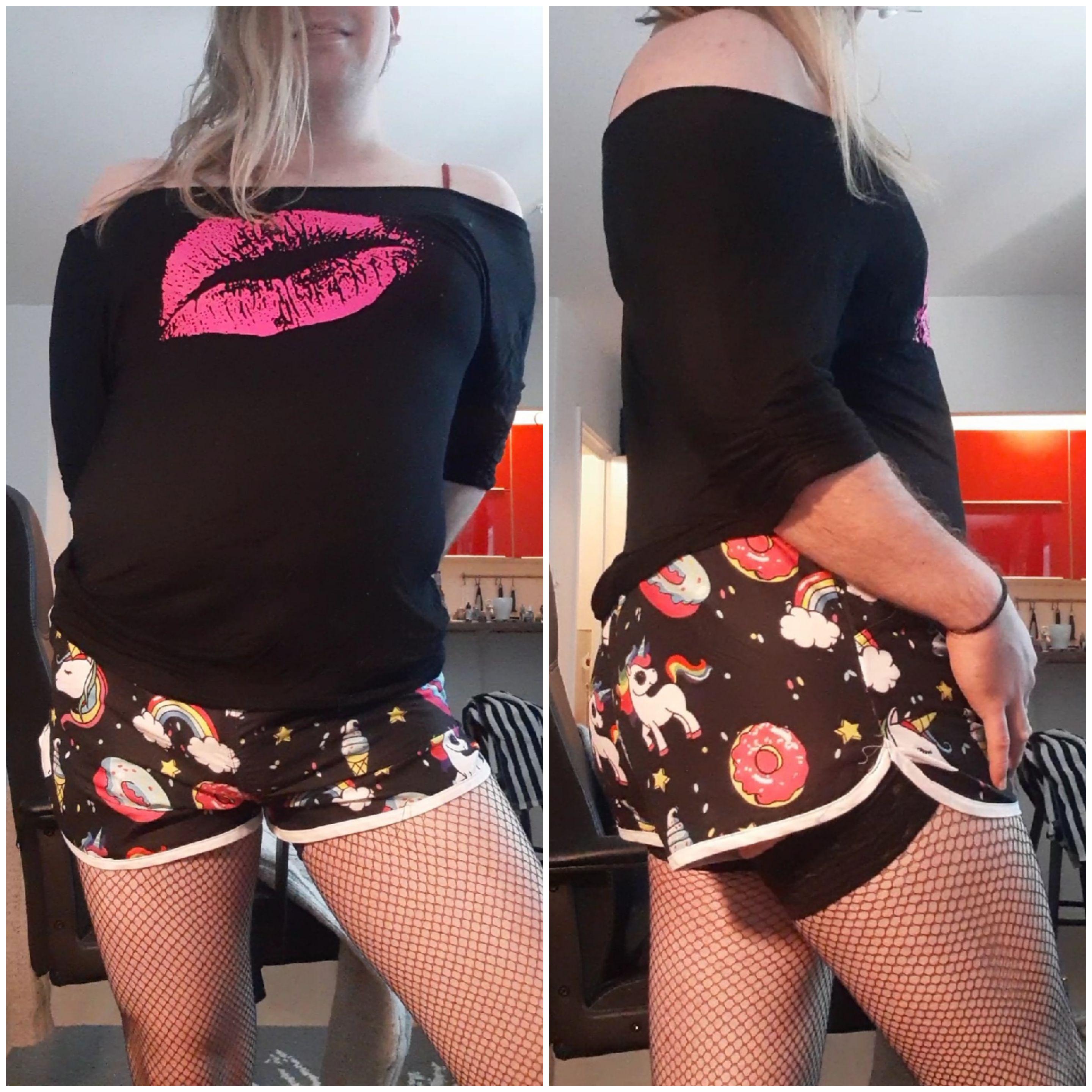 Pose pose pose... | Scrolller