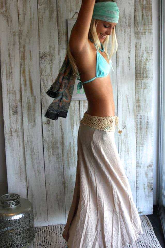 Posing blonde | Scrolller