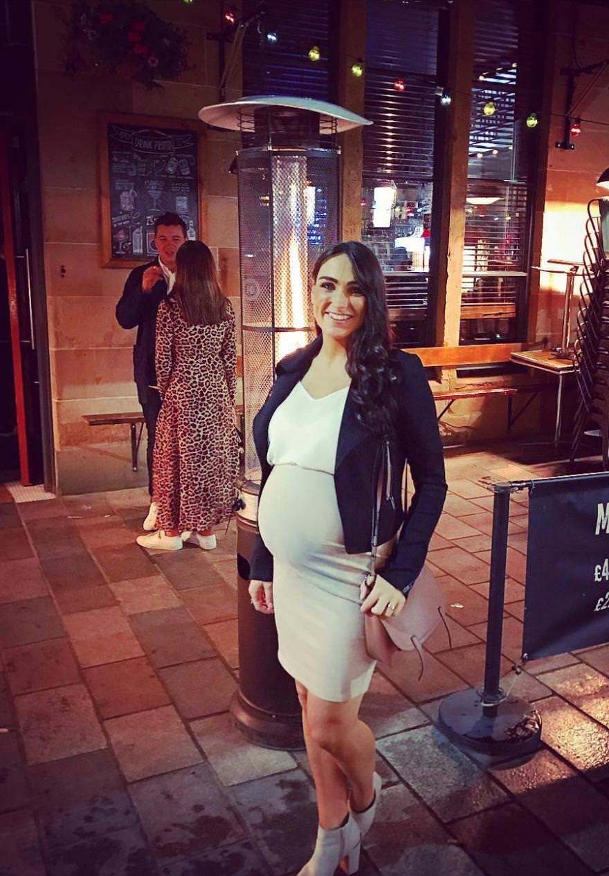 Posing with her bump | Scrolller