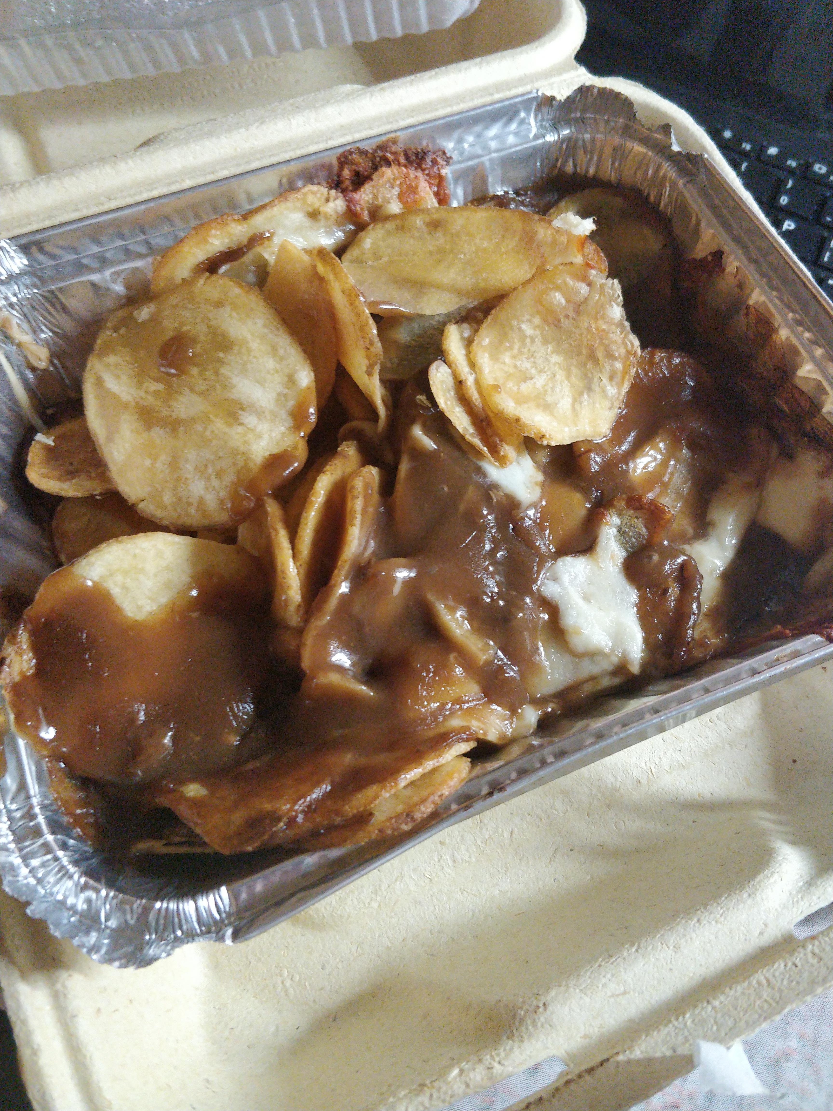 "Poutine" made with soggy potato chips | Scrolller