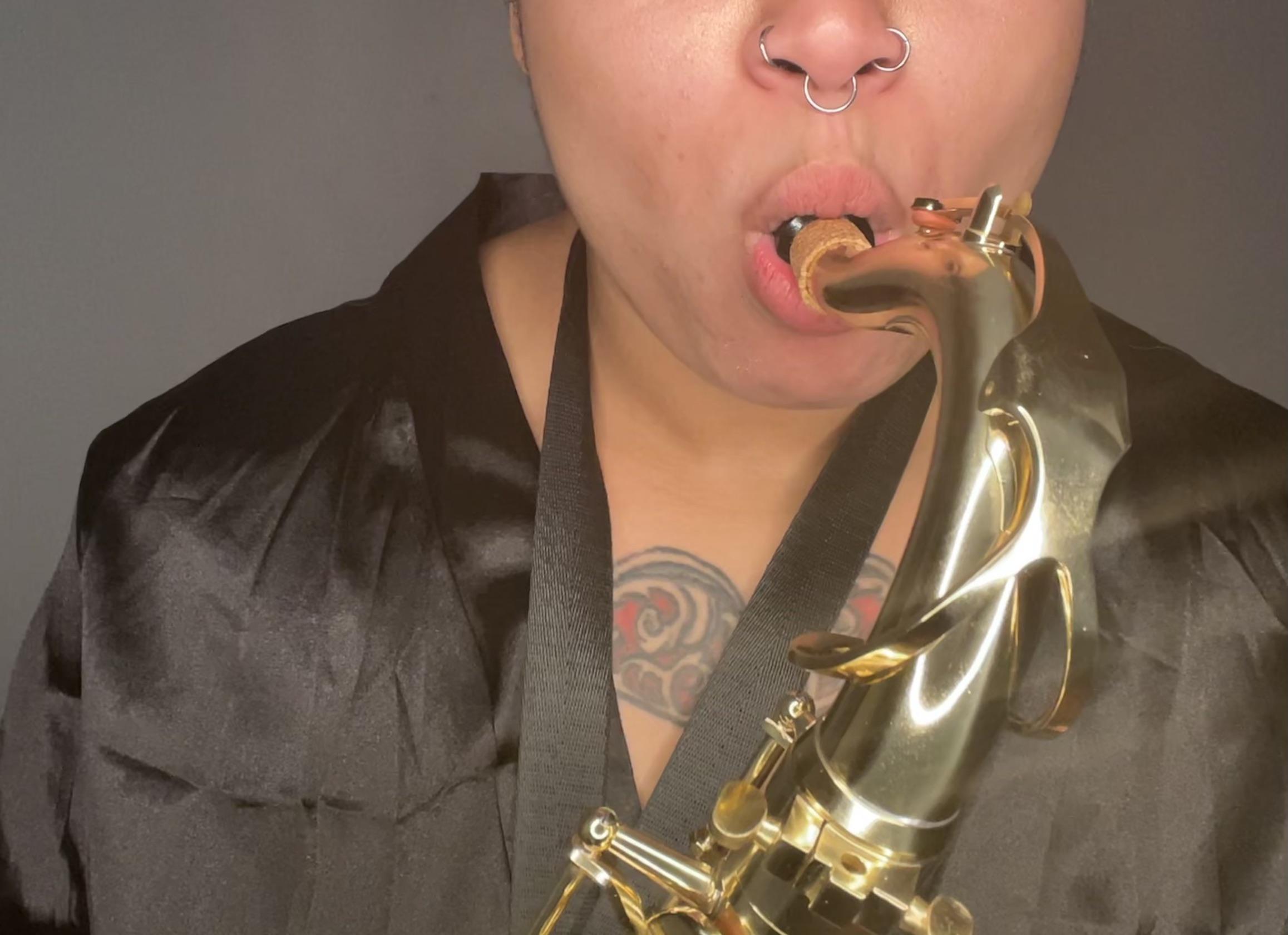 Practicing my deep throating on my tenor [F] | Scrolller