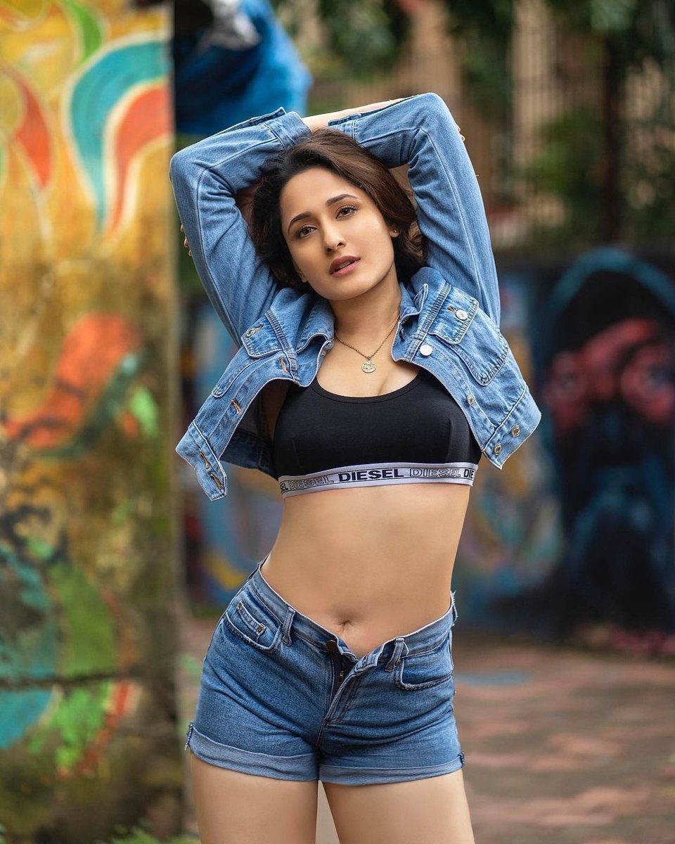 Pragya Jaiswal pants unbuttoned & showing her sweet navel | Scrolller