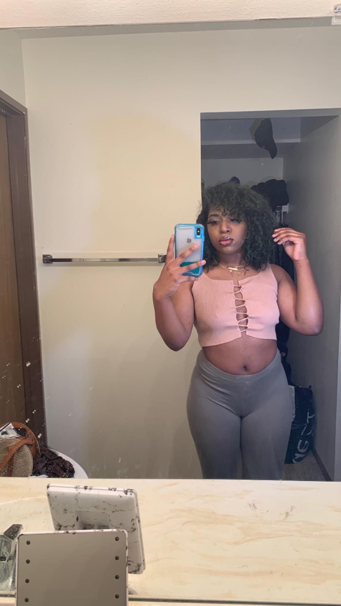 Pretty Girl😉 Would you do any damage ? | Scrolller