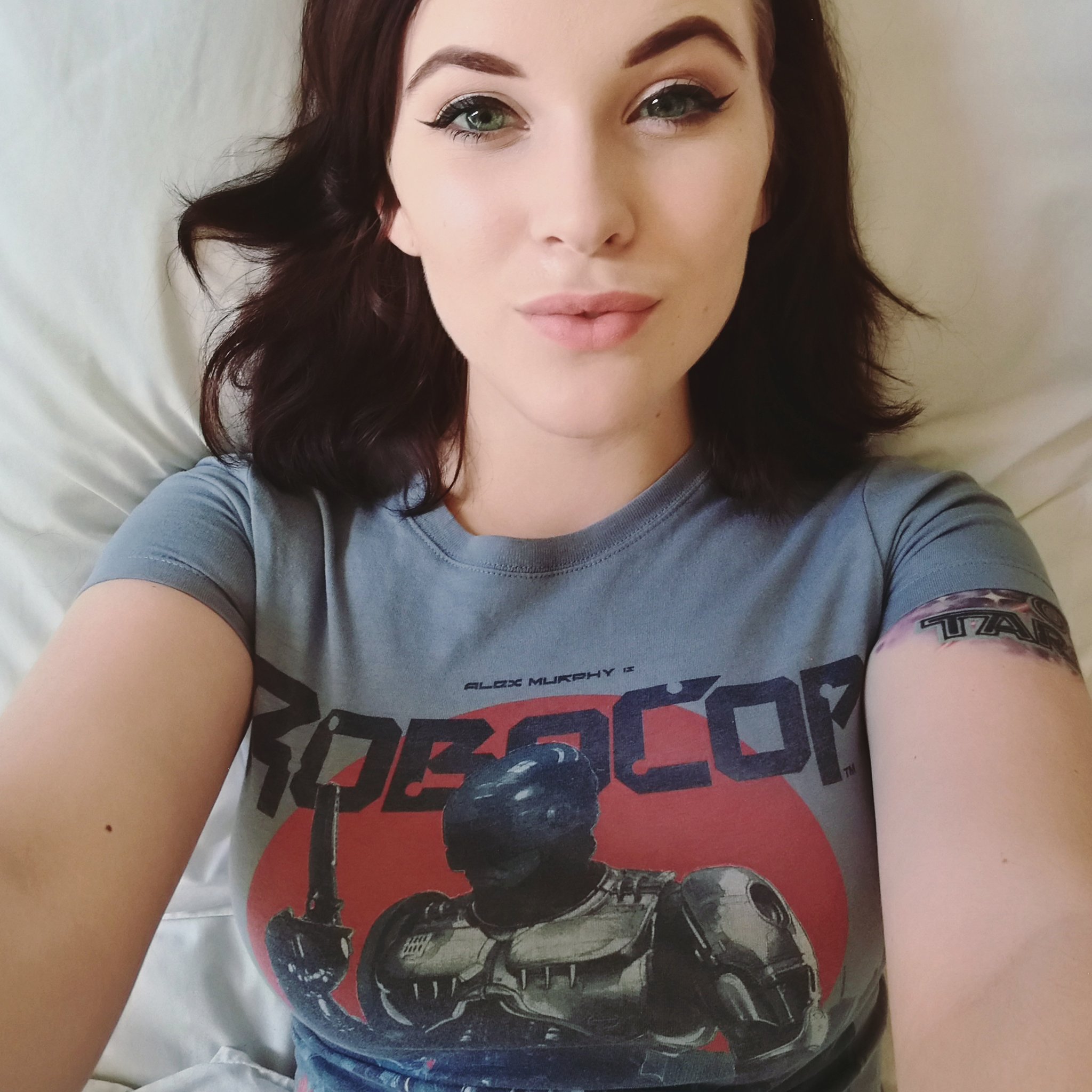Pretty Green Eyes Scrolller