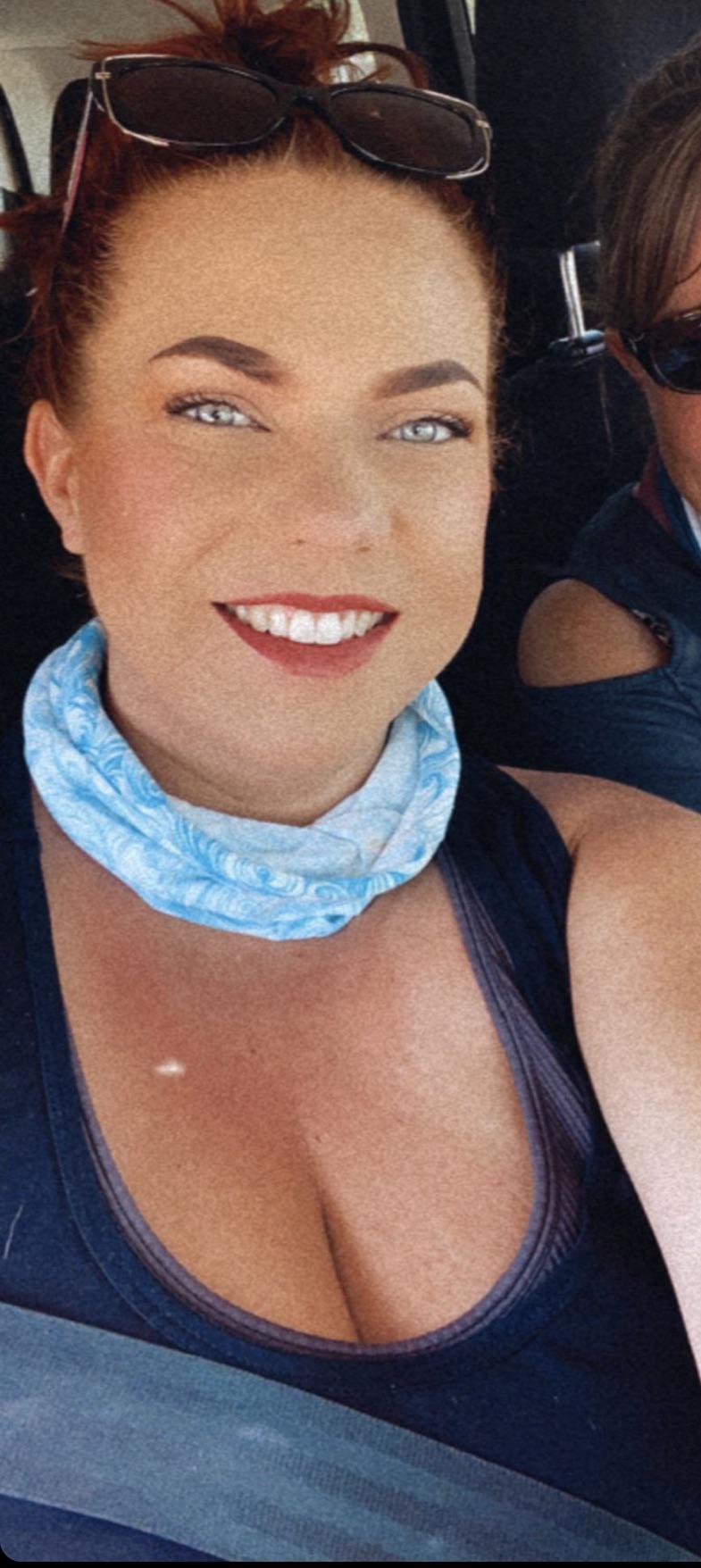 pretty smiles and cleavage | Scrolller