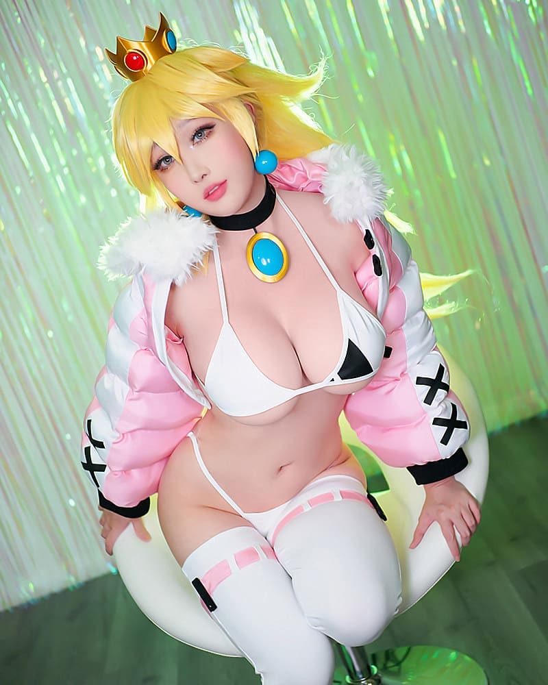 Princess Peach by Rinnie Riot Cosplay | Scrolller