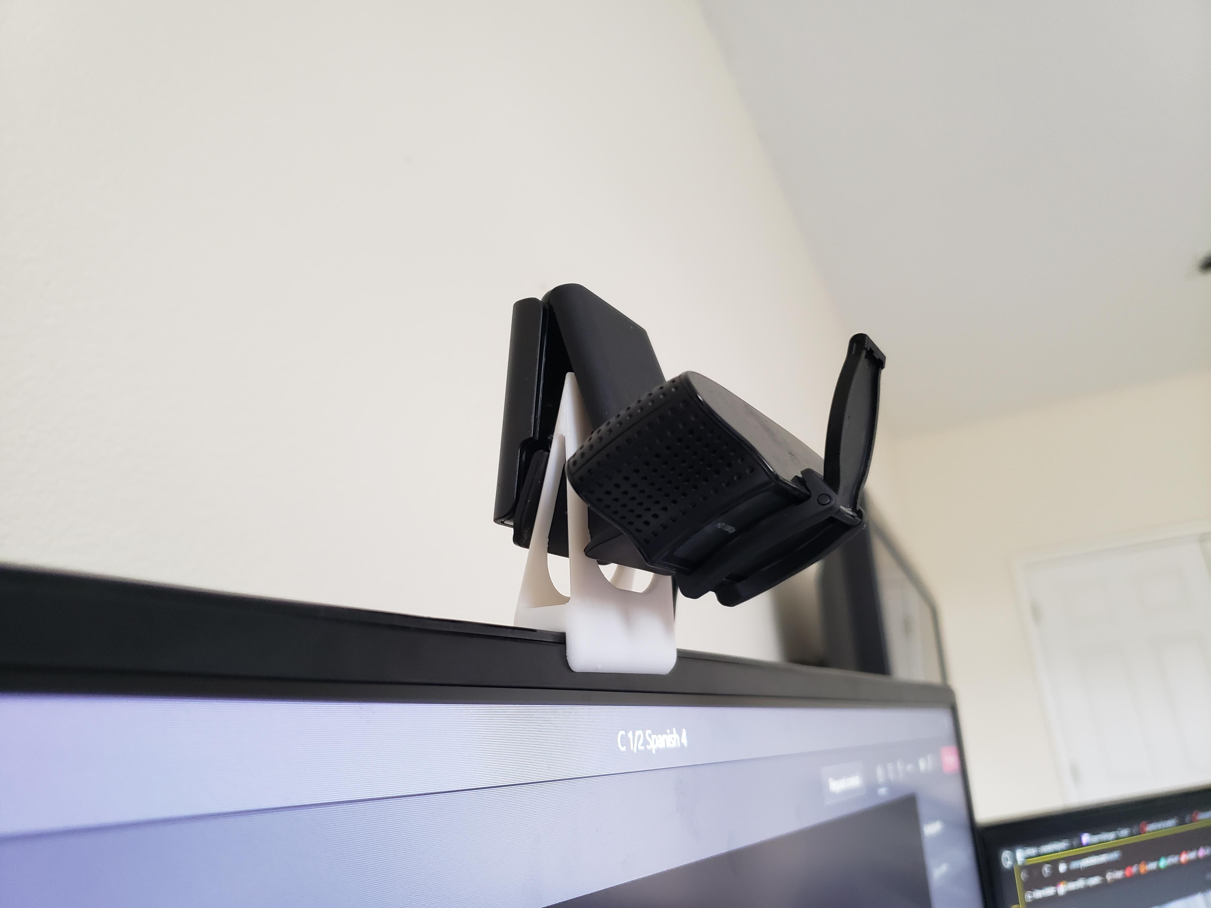 Printed a camera mount to get a hand cam for my twitch streams. Before it was blocking my screen ...