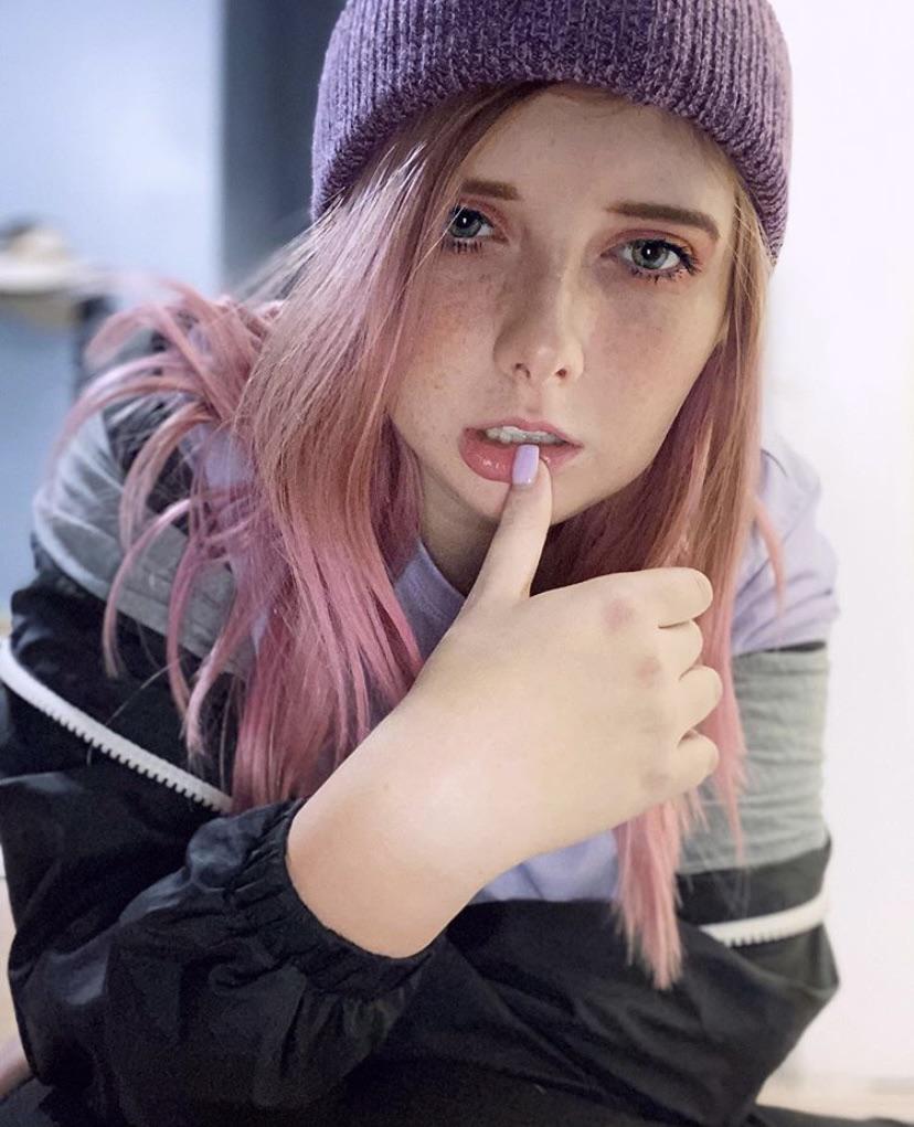 Proper Gamer Girl Scrolller
