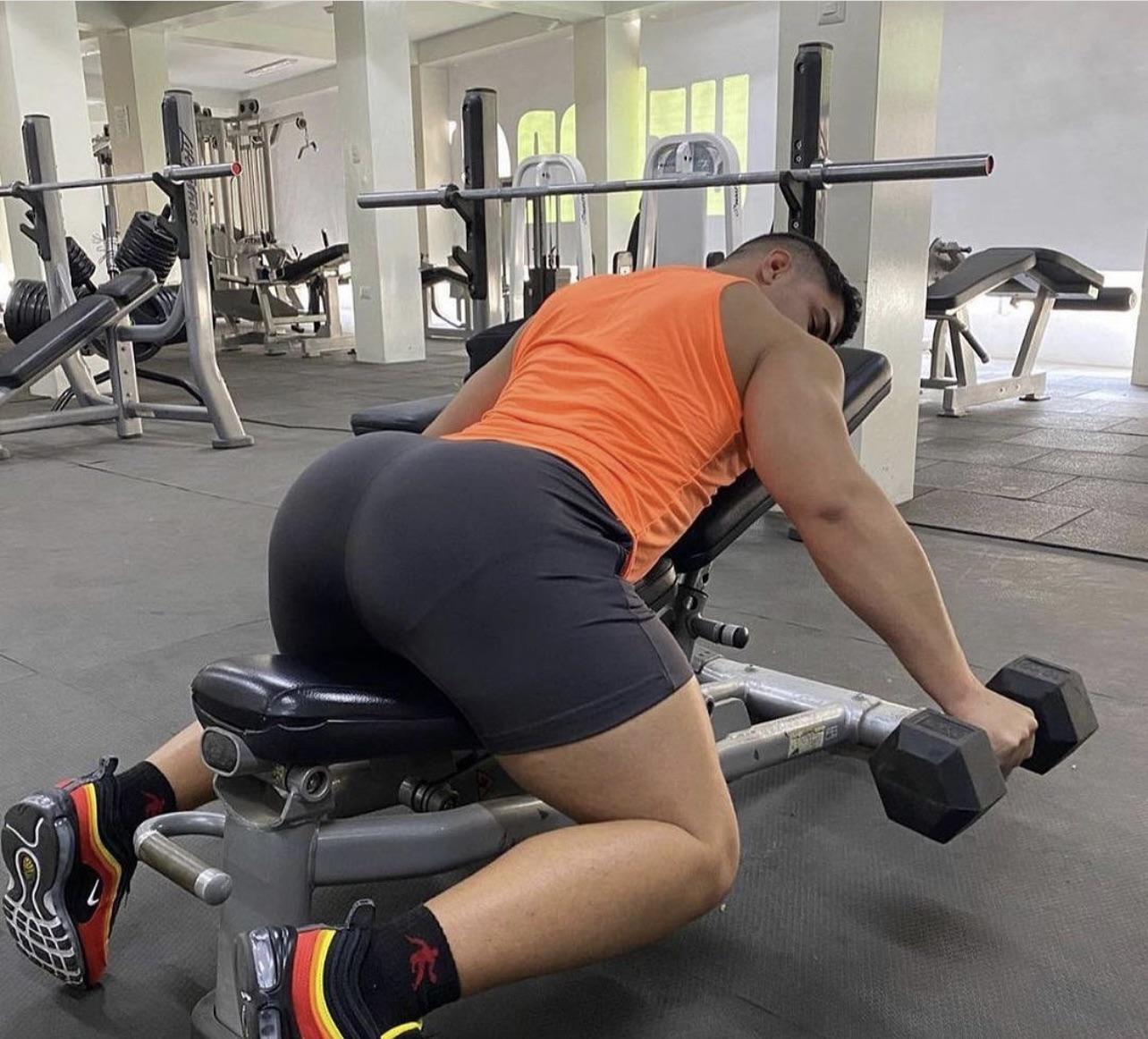 Proper posture by working out 🏋️‍♂️ | Scrolller