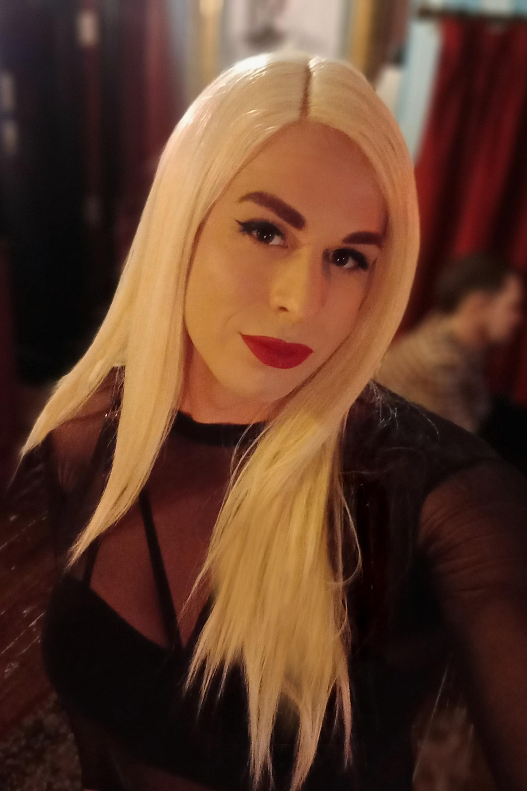 Pub Selfie! | Scrolller