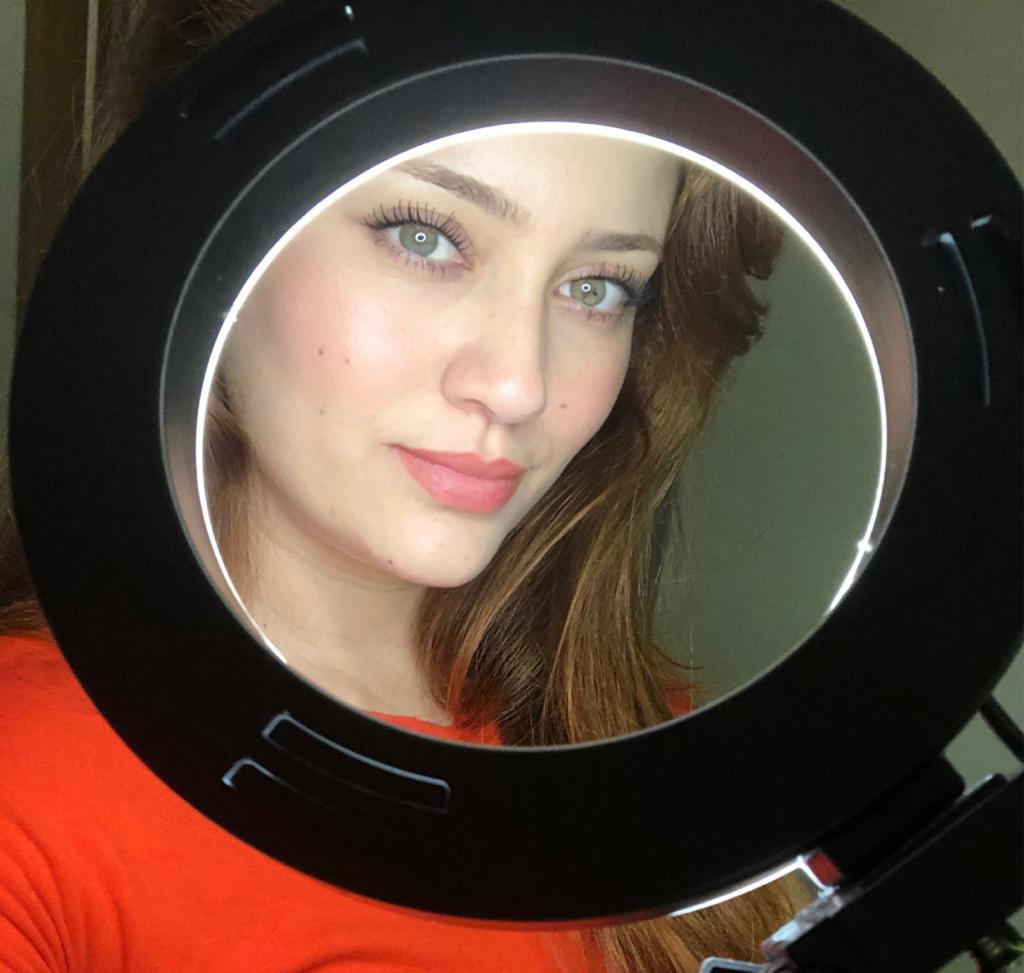 Putting some makeup on | Scrolller