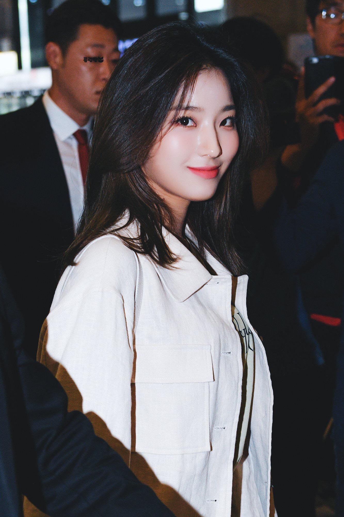 QT pie Saerom checking you out | Scrolller