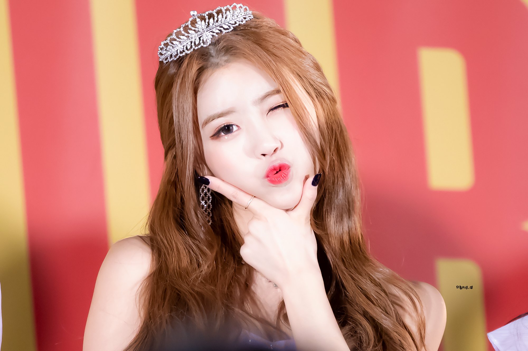Queen Mijoo Kissy Wink | Scrolller