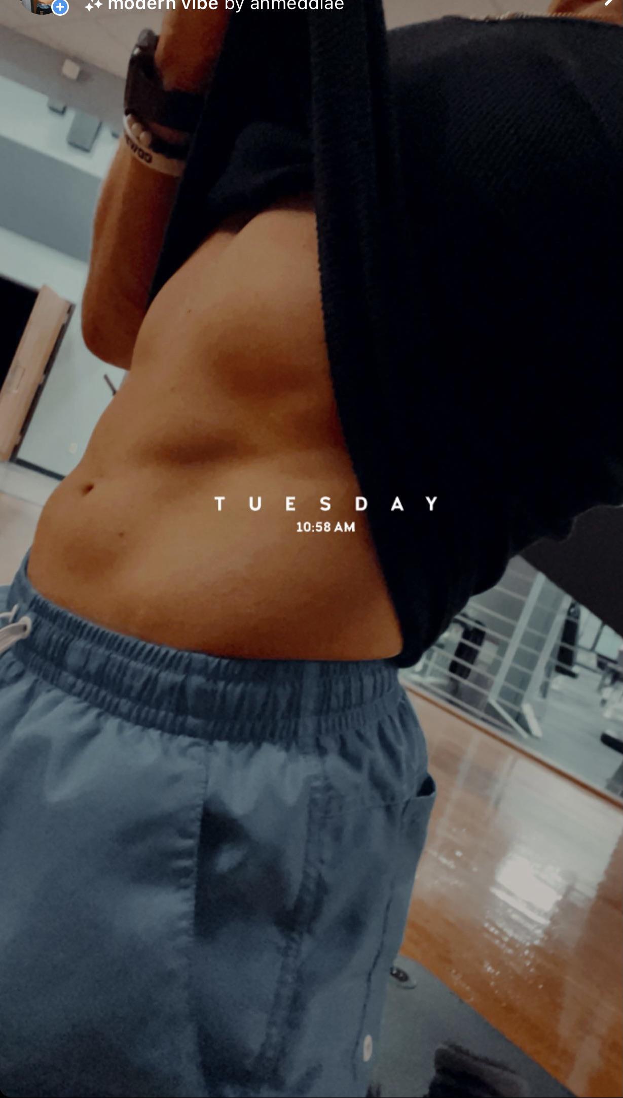 Quick ab check at the gym | Scrolller