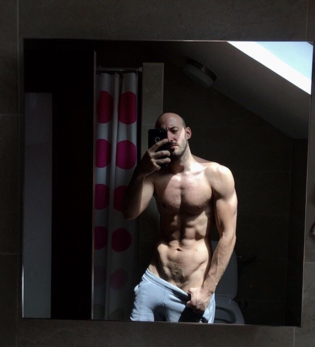 Quick selfie | Scrolller