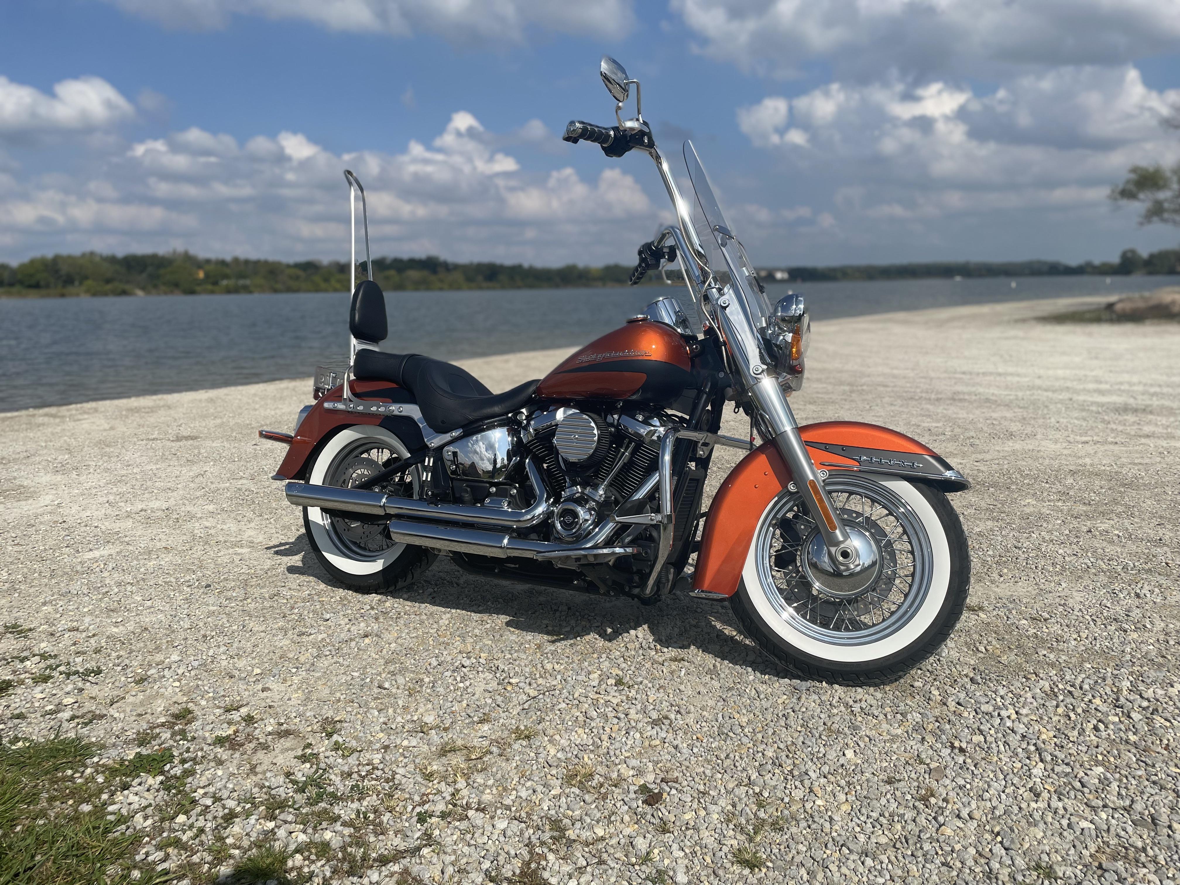 Quiet day at the lake | Scrolller