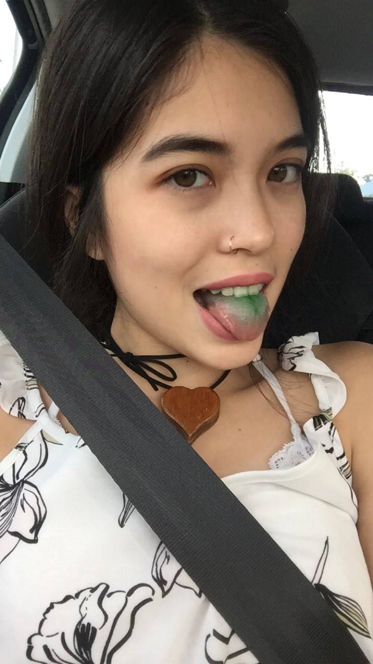 [r] Looking To Have Her Beautiful Face Covered Scrolller