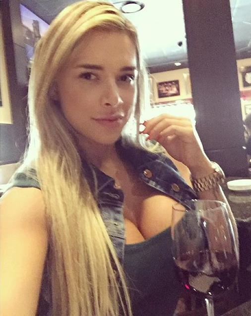 Rafaela Ravena Scrolller