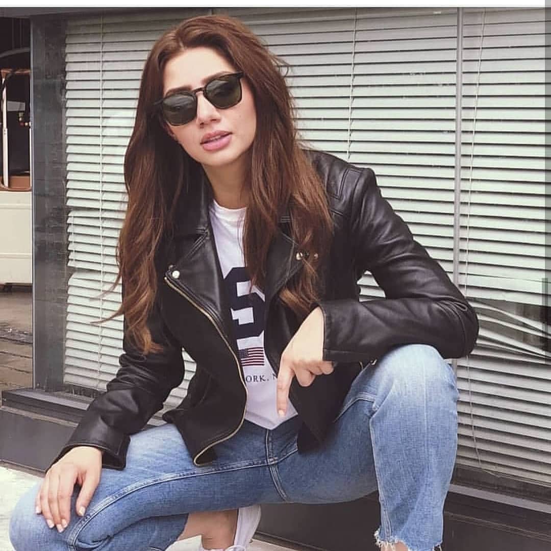 Randi with her legs wide open | Scrolller