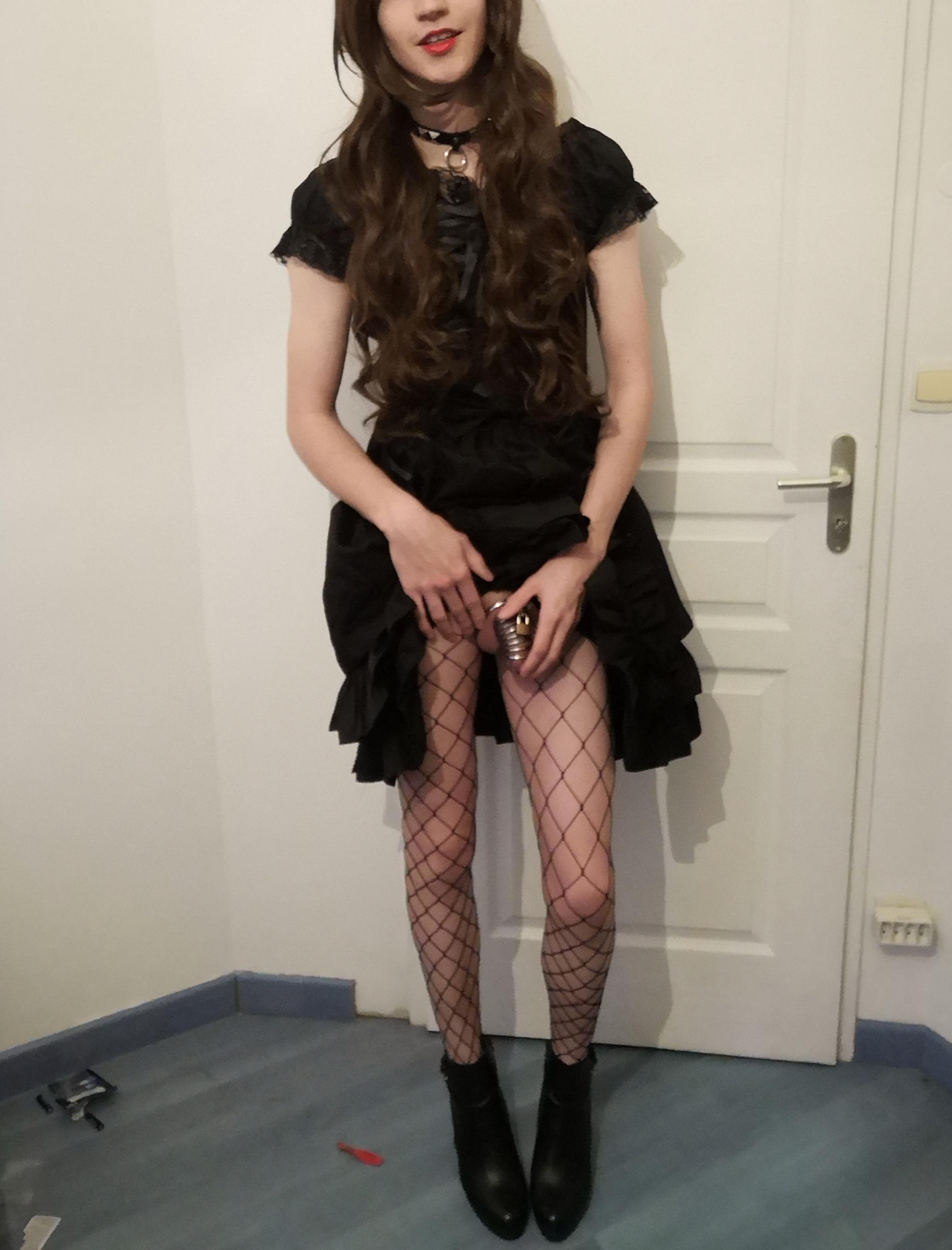 Random sissy trying to please herself but she is locked up | Scrolller