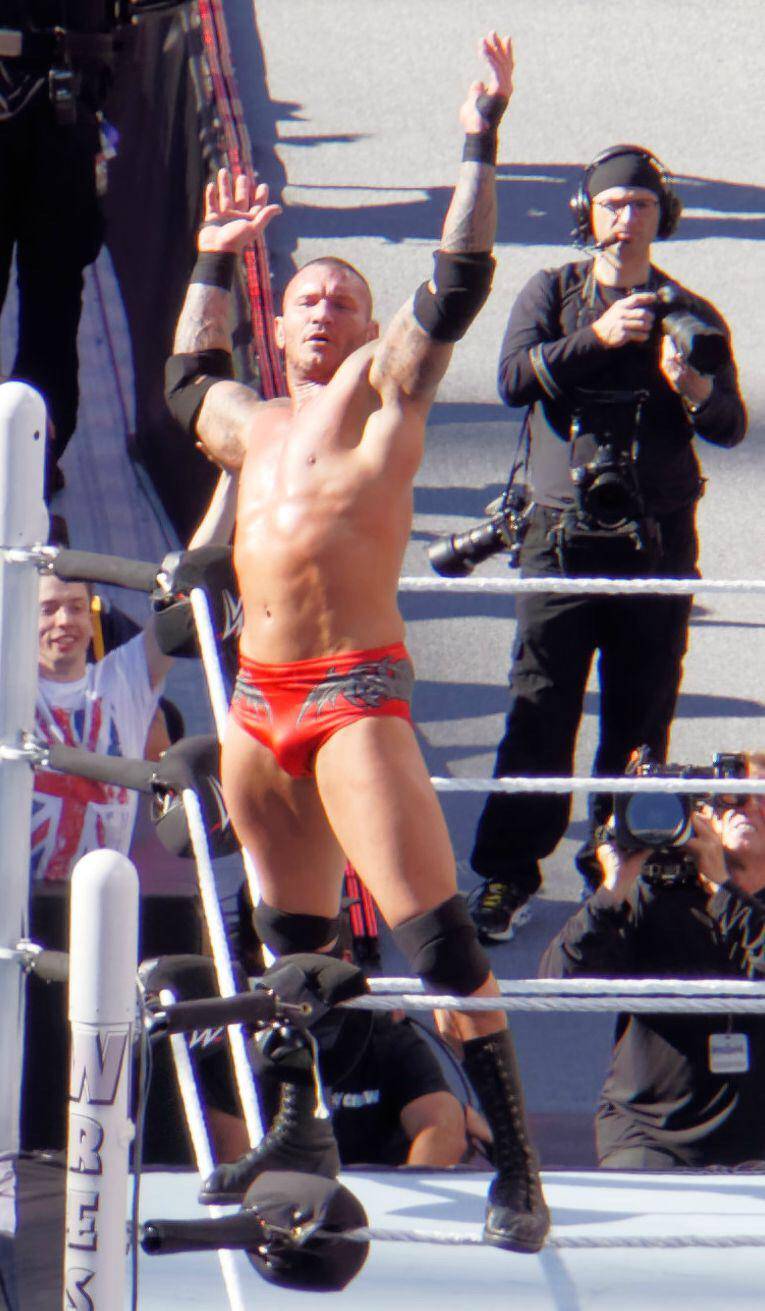 Randy Orton and his big bulge!! | Scrolller