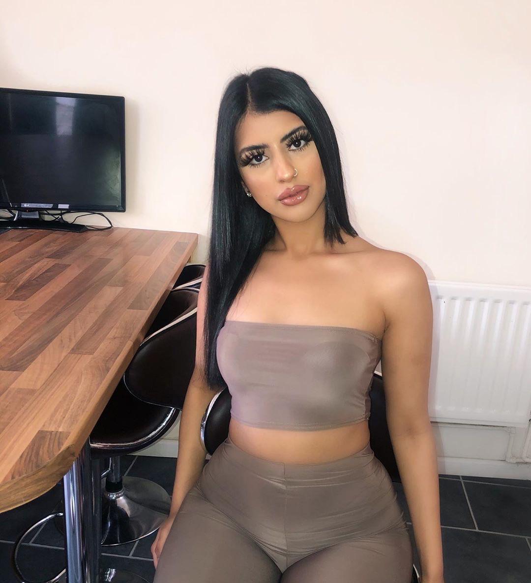 Rate her 1-10? | Scrolller