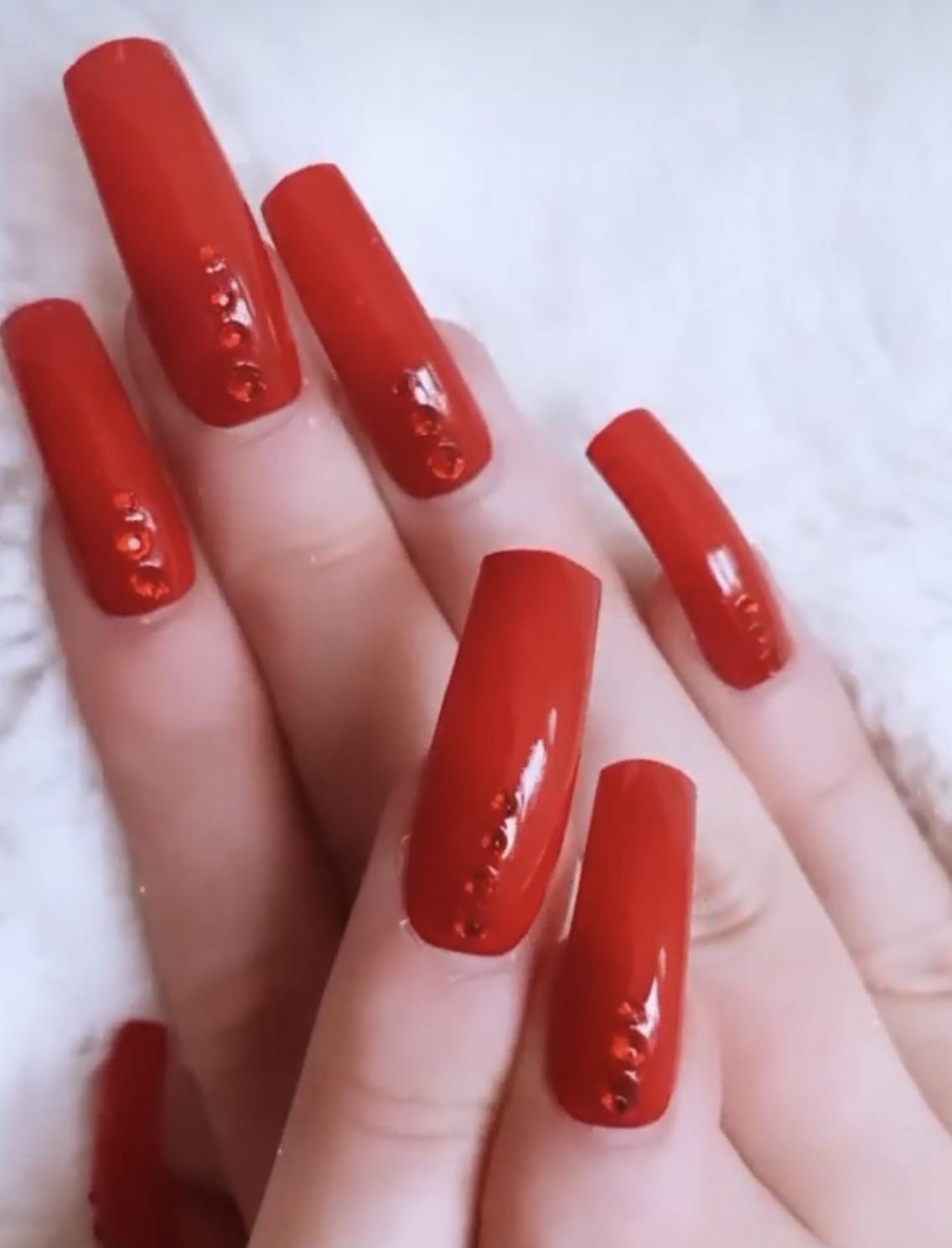 Sexy red claws | Scrolller