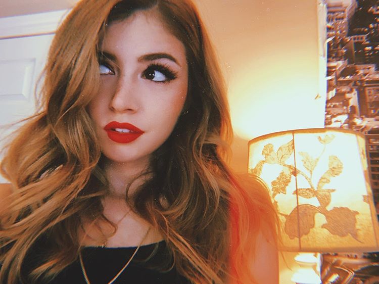 Red lips | Scrolller