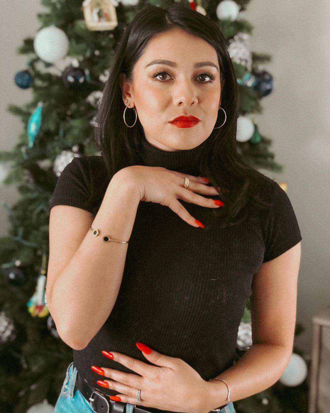 Red lips Nikki (2)💋 ️ | Scrolller