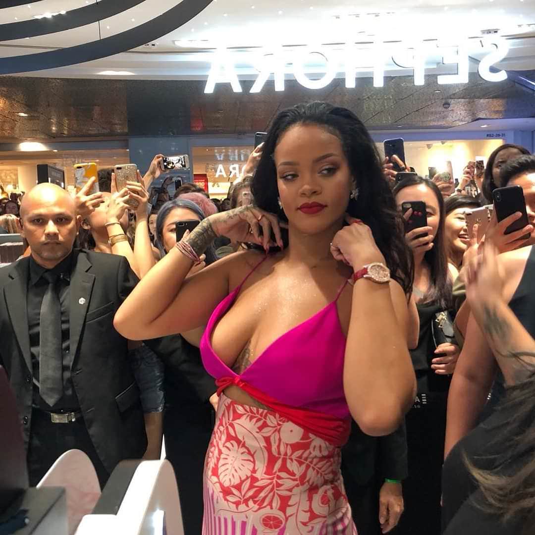 RiRi flaunting some impressive cleavage (Album in comments) | Scrolller