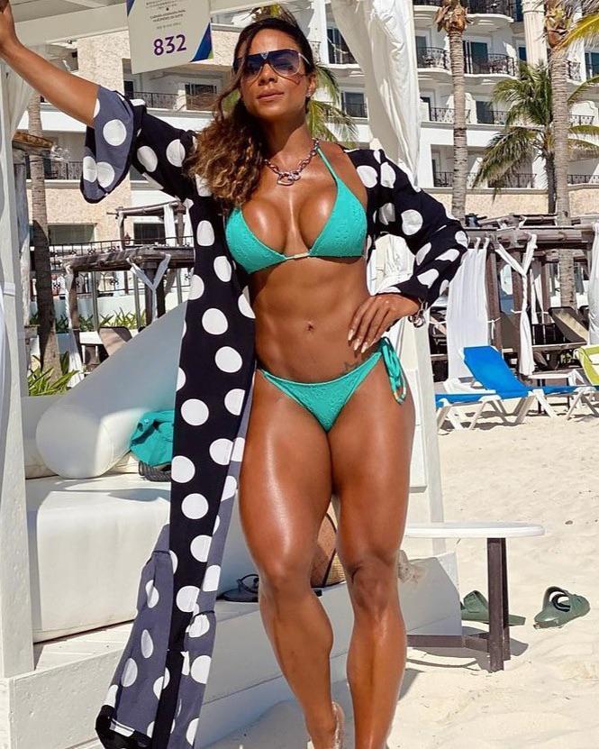 Roberta Neves | Scrolller