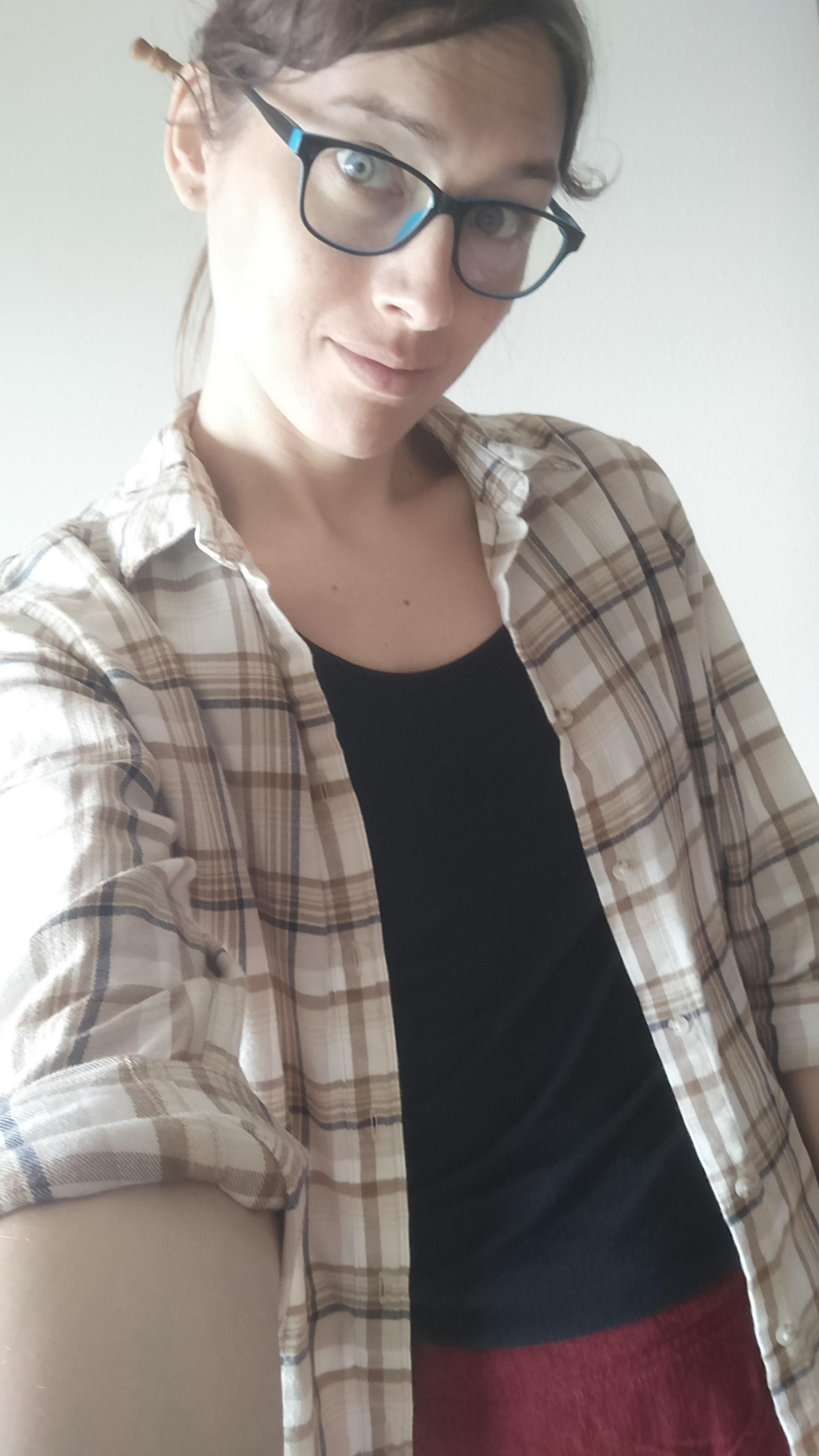 Rocking that fall "librarian" look | Scrolller