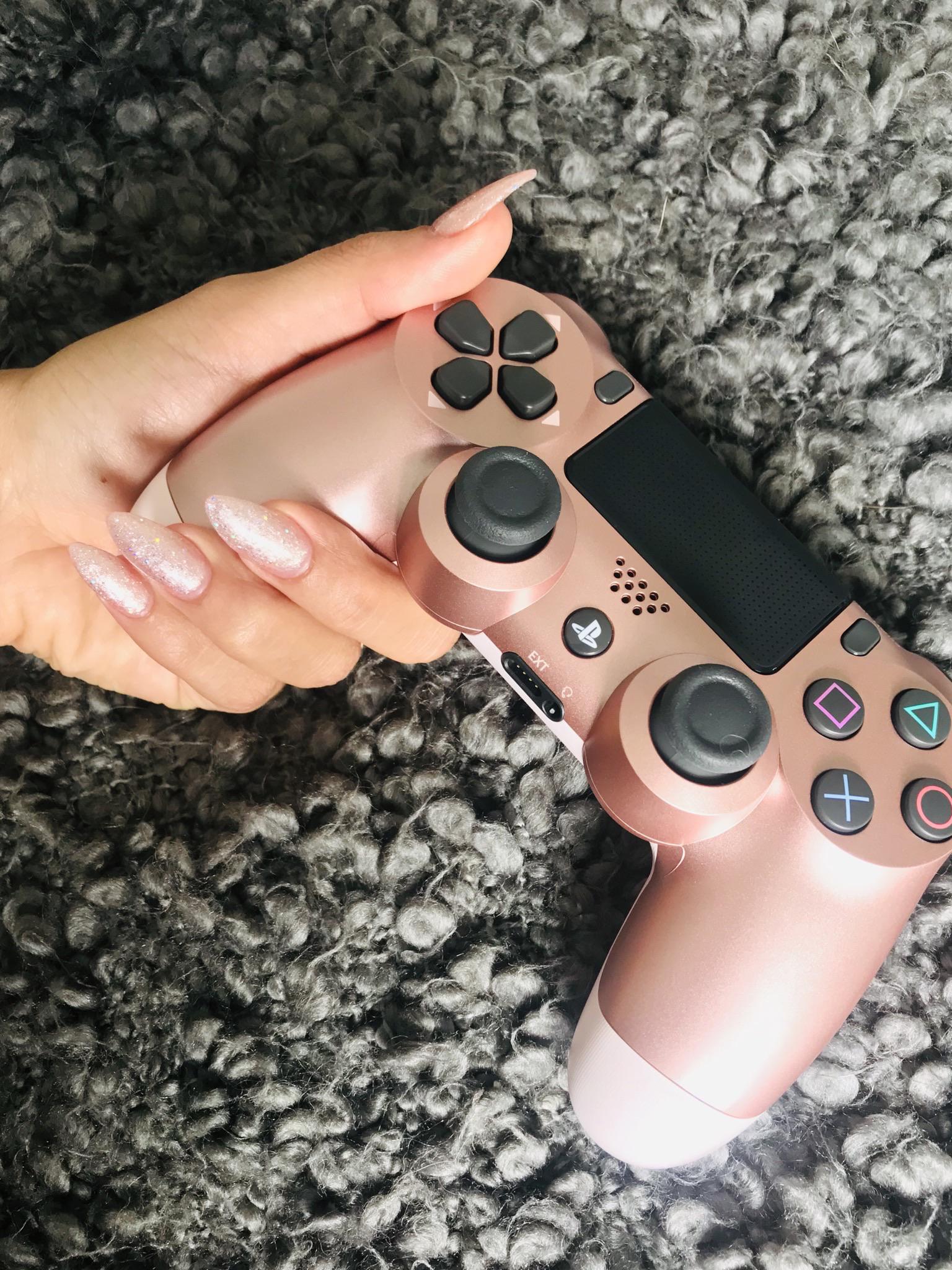 rose gold controller matching with my nails :) | Scrolller
